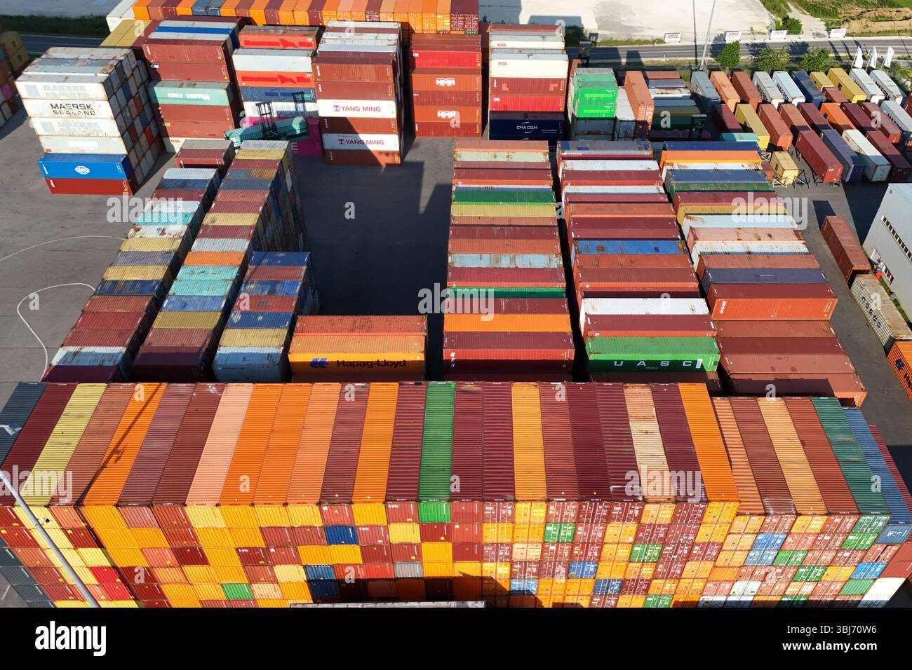 Themenbild Deutsche Wirtschaft,Export / Containerdepot Container ...