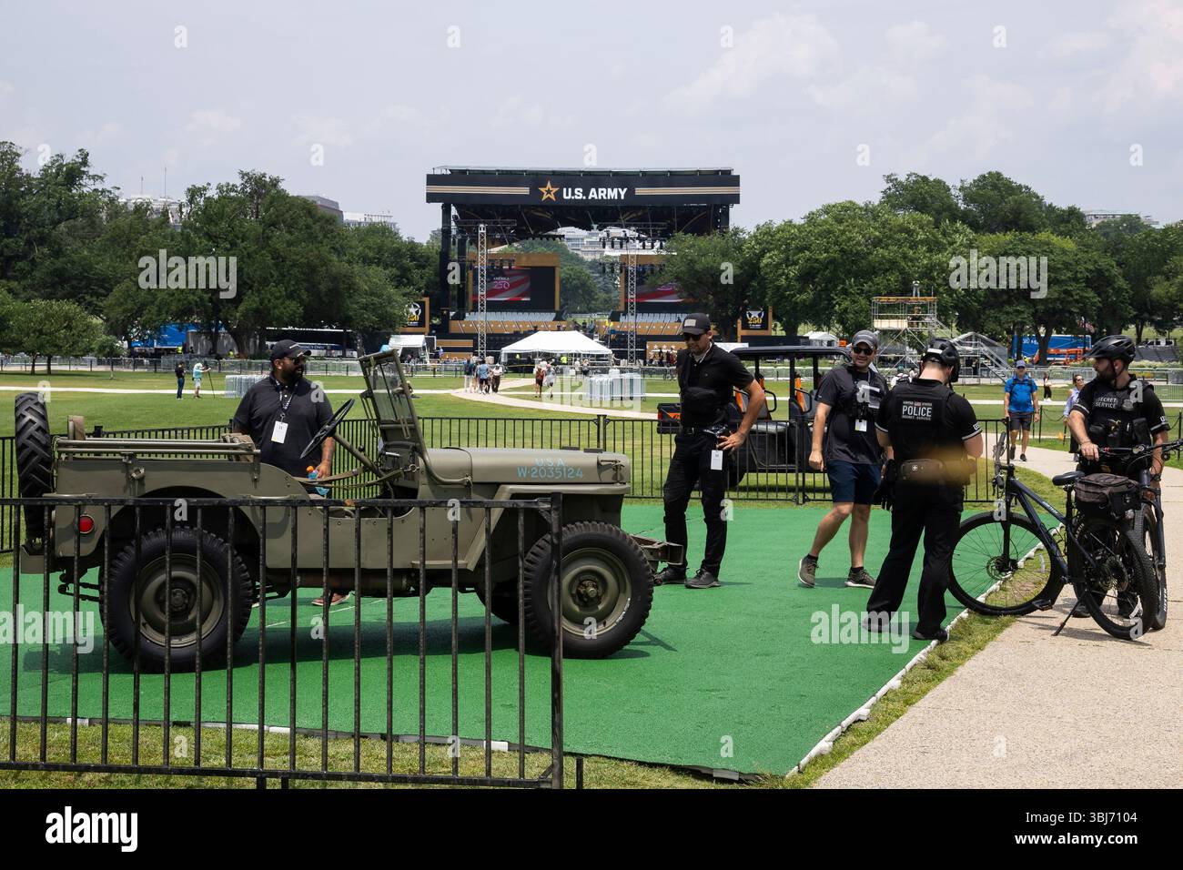 U.S. Secret Service Police officers and other personnel are seen with a ...