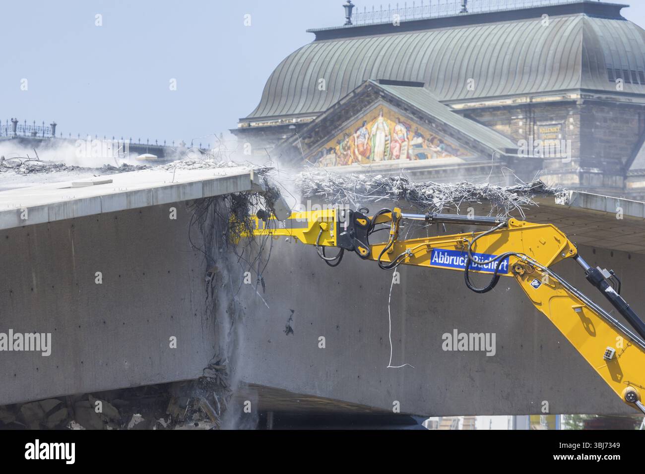 Demolition work continues after the partial collapse of the Carola ...