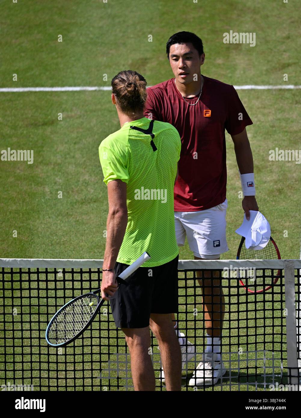Brandon Nakashima (USA) gratuliert Alexander Zverev (GER) zum ...