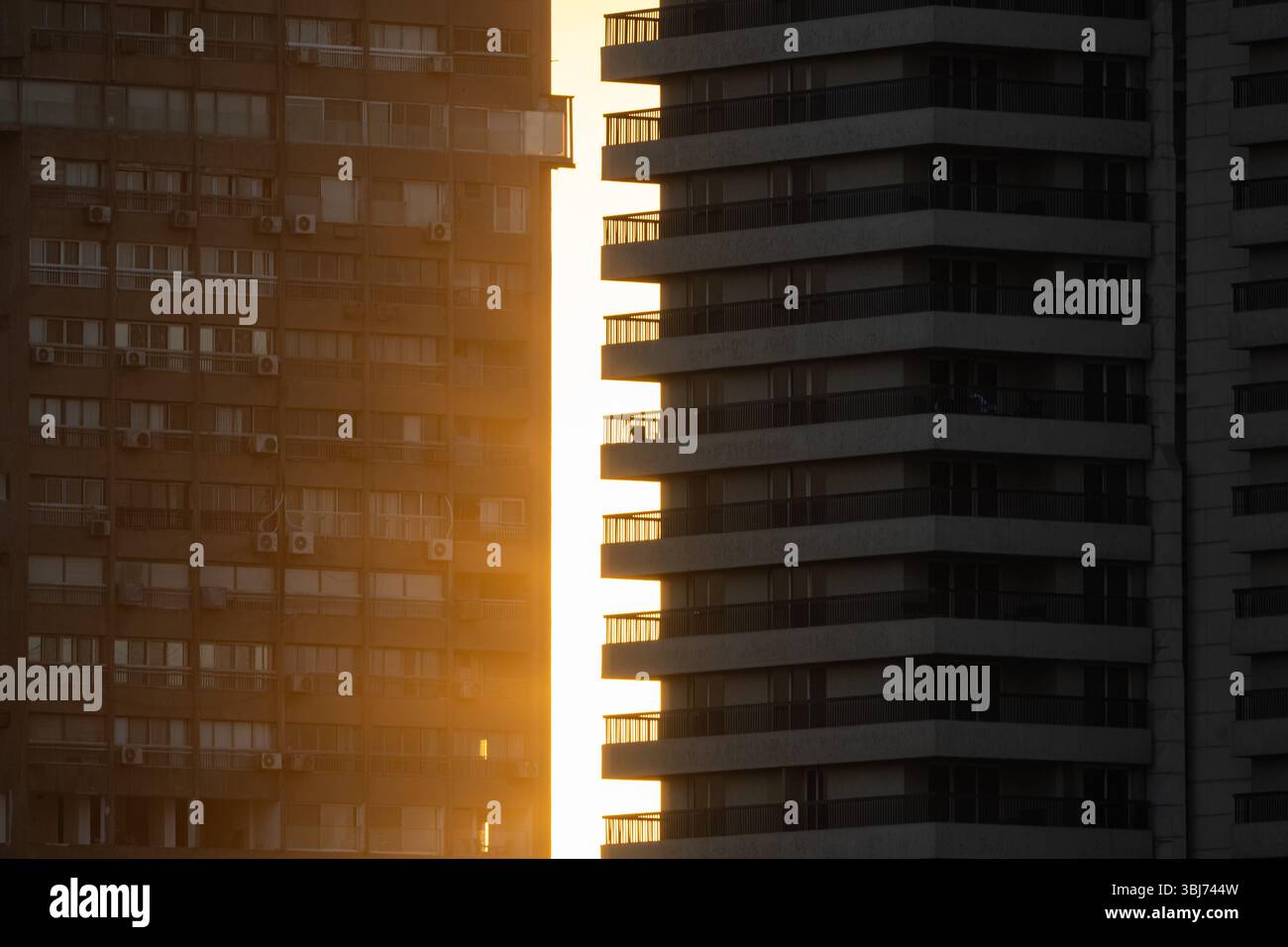 Kairo, Egypt. 13th June, 2025. The light of the setting sun breaks ...