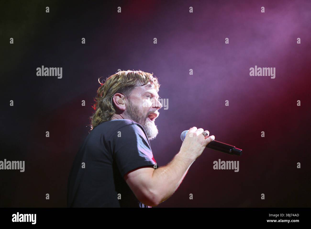 Singing intensely hi-res stock photography and images - Alamy