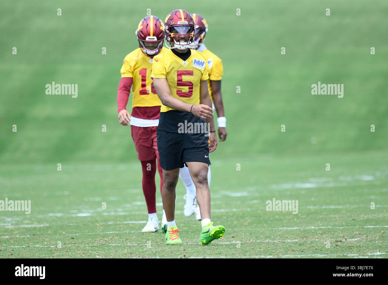 Washington Commanders quarterback Jayden Daniels (5) works out during ...