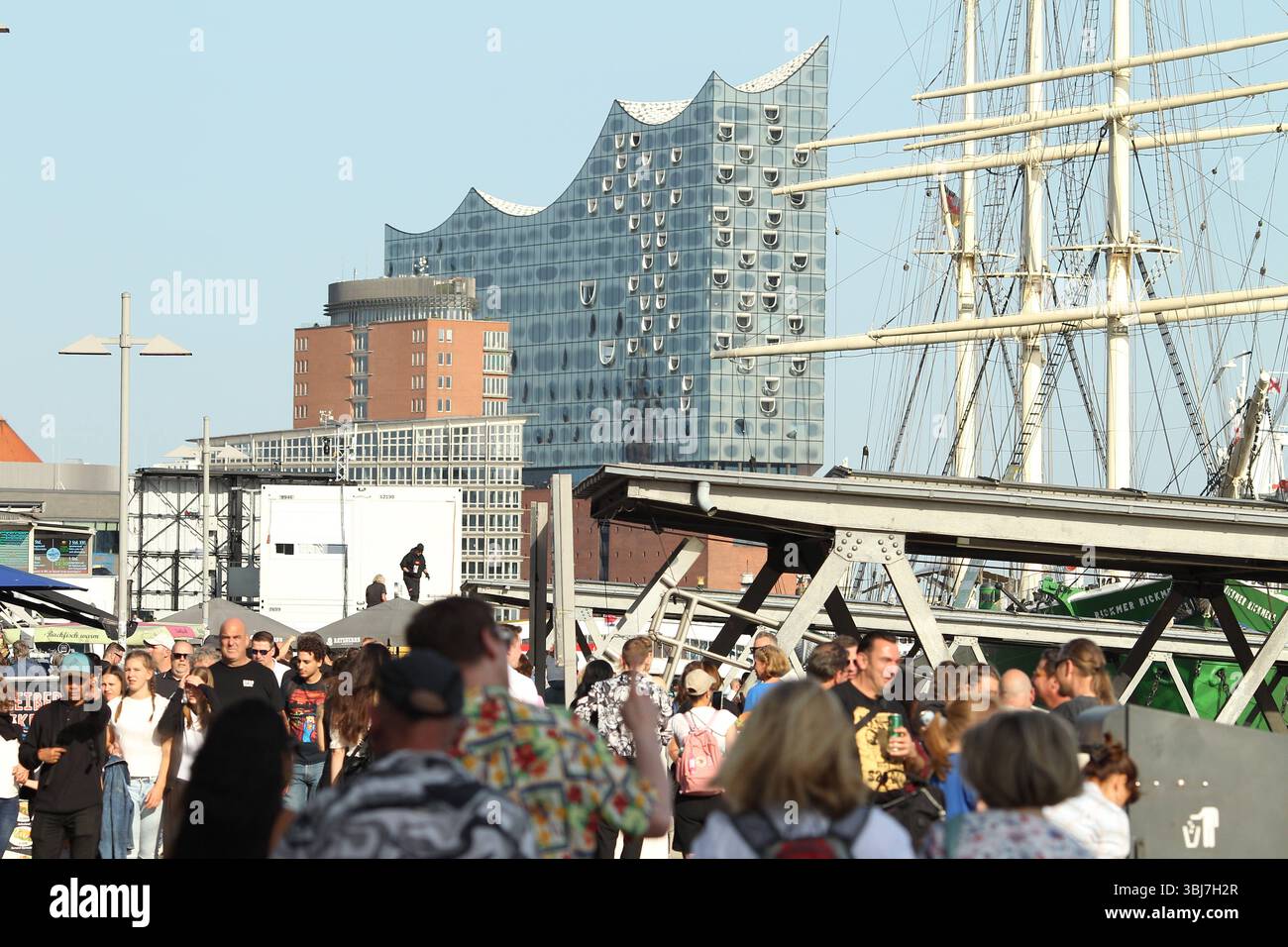 Dichtes Gedränge auf der Jan-Fedder-Promenade am frühen Freitagabend ...