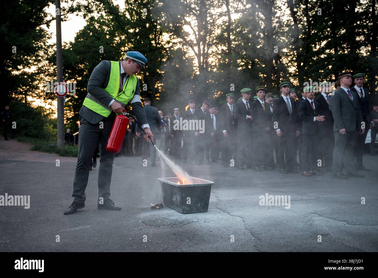 Eisenach, Germany. 13th June, 2025. A steward of the torchlight ...