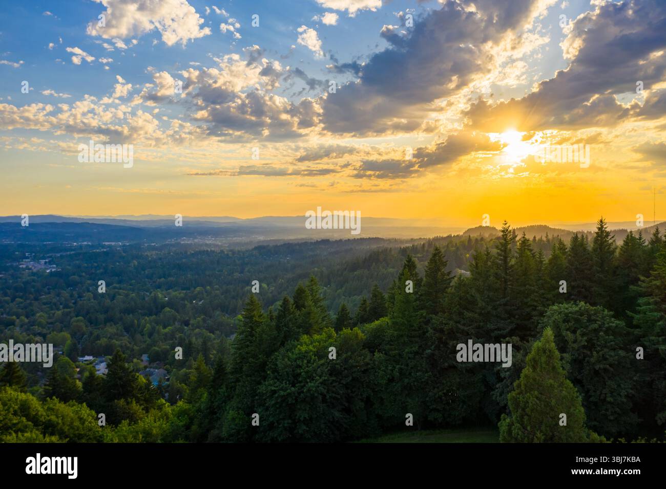 Over oregon washington horizon sun hi-res stock photography and images ...