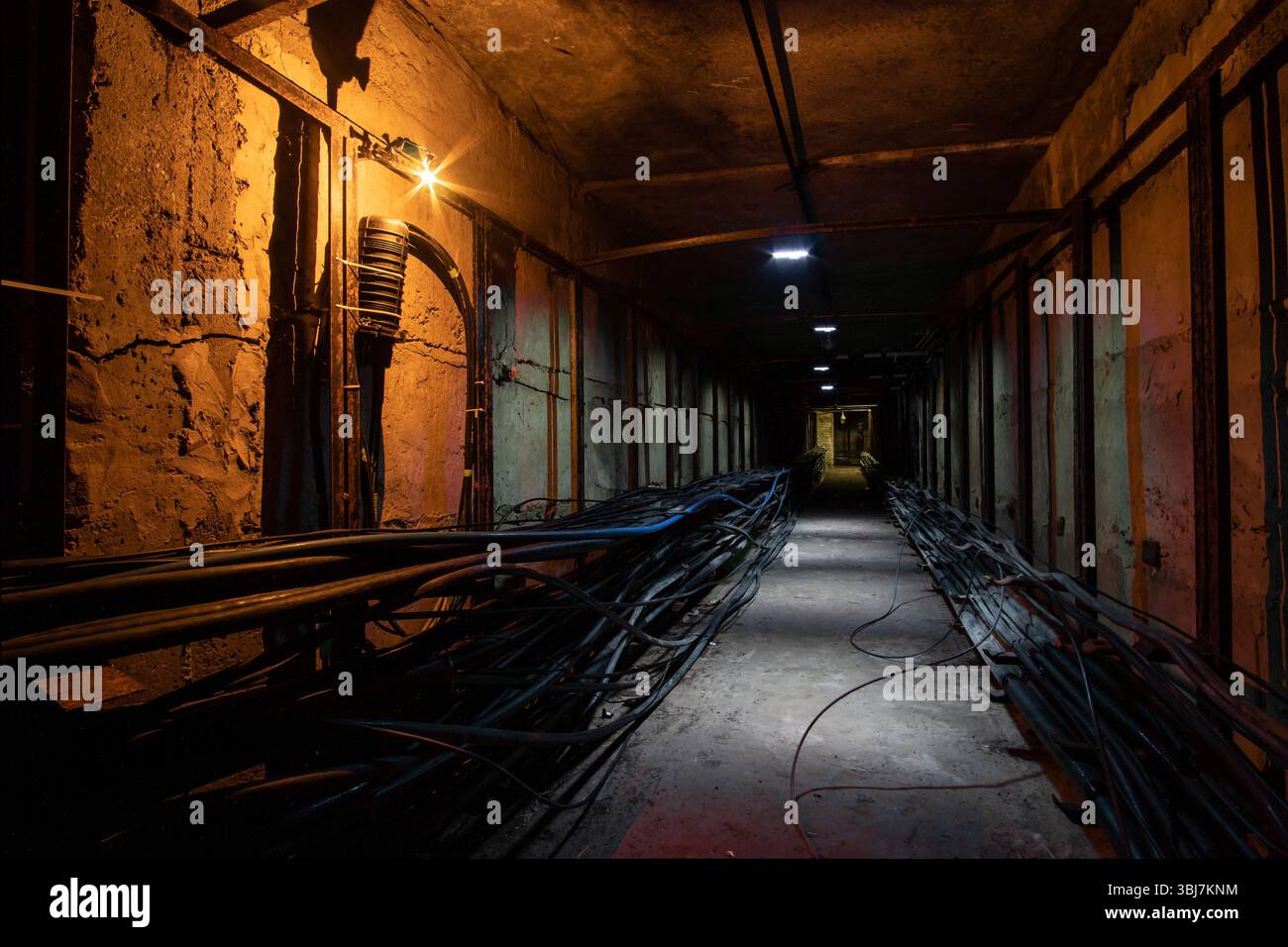 Interior cable station television hi-res stock photography and images ...