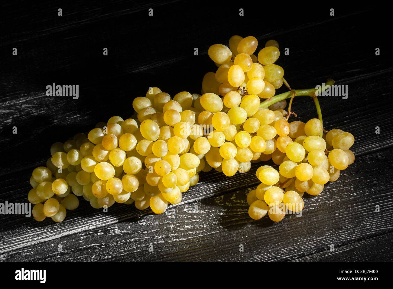 sultana seedless grape on black wood background Stock Photo - Alamy