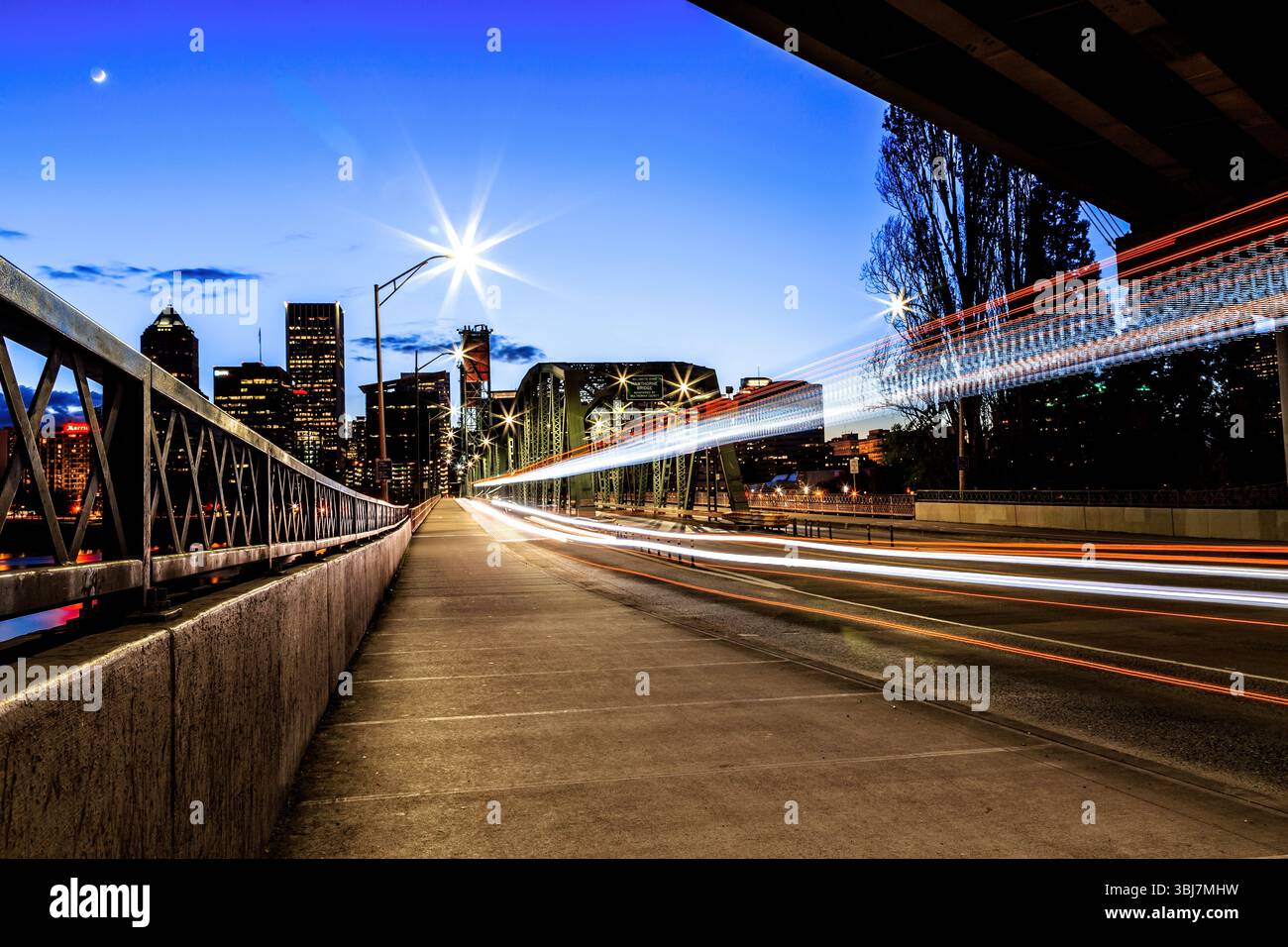 Hawthorne Bridge, Portland, Oregon - April 17th 2017: Cars streak ...