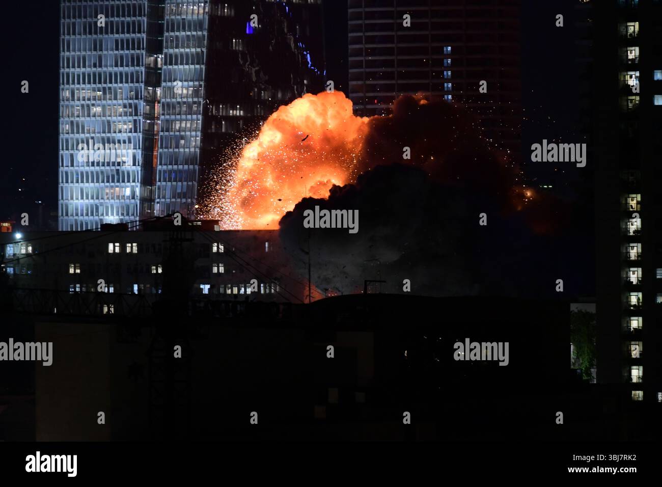 (250613) -- TEL AVIV, June 13, 2025 (Xinhua) -- A building is hit by a ...