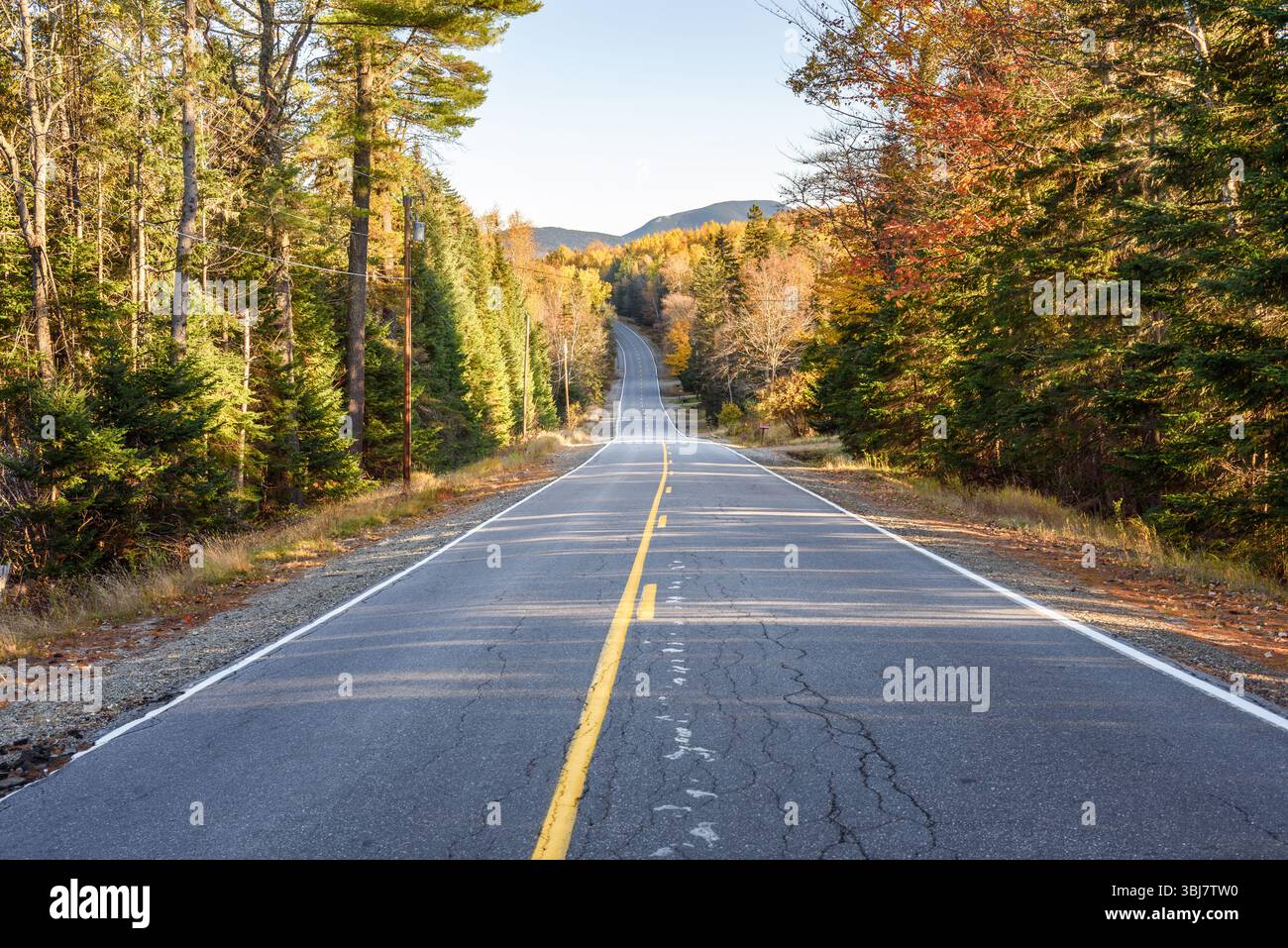 Deserted stretch mountain road hi-res stock photography and images - Alamy