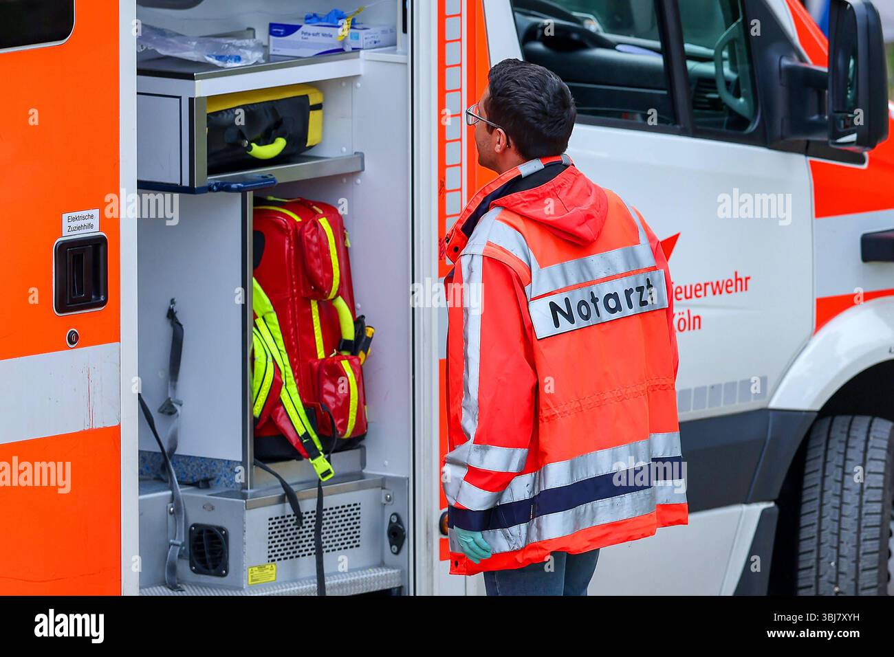 09.06.2025, Köln, Ein Krankenwagen der kölner Feuerwehr mit Blaulicht ...