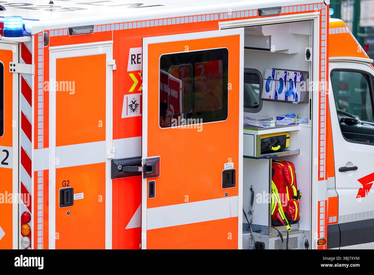 09.06.2025, Köln, Ein Krankenwagen der kölner Feuerwehr mit Blaulicht ...