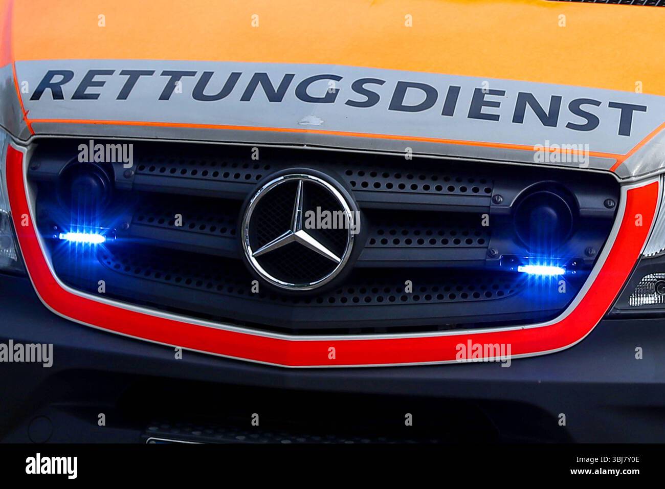 09.06.2025, Köln, Ein Krankenwagen der kölner Feuerwehr mit Blaulicht ...