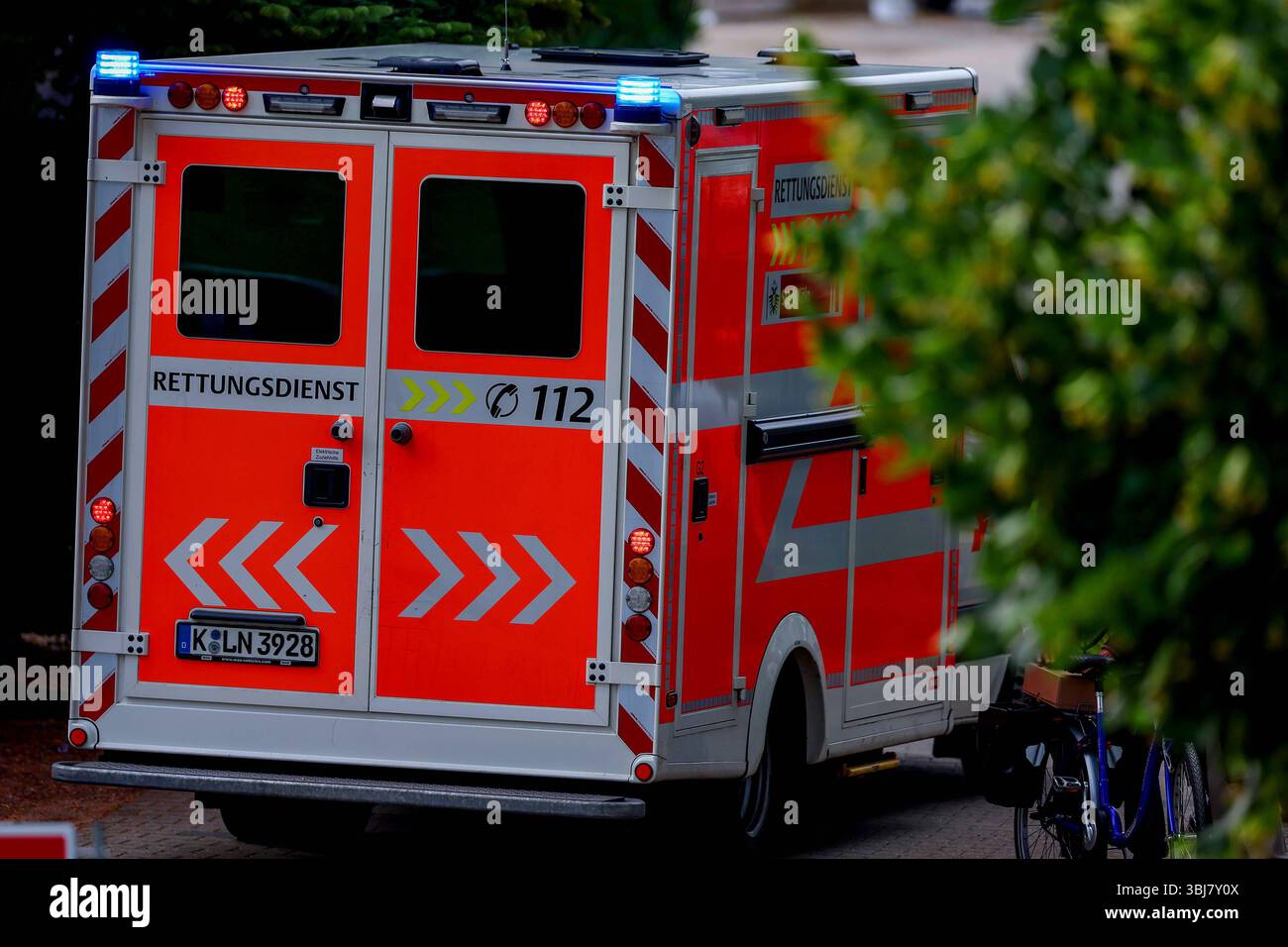 09.06.2025, Köln, Ein Krankenwagen der kölner Feuerwehr mit Blaulicht ...