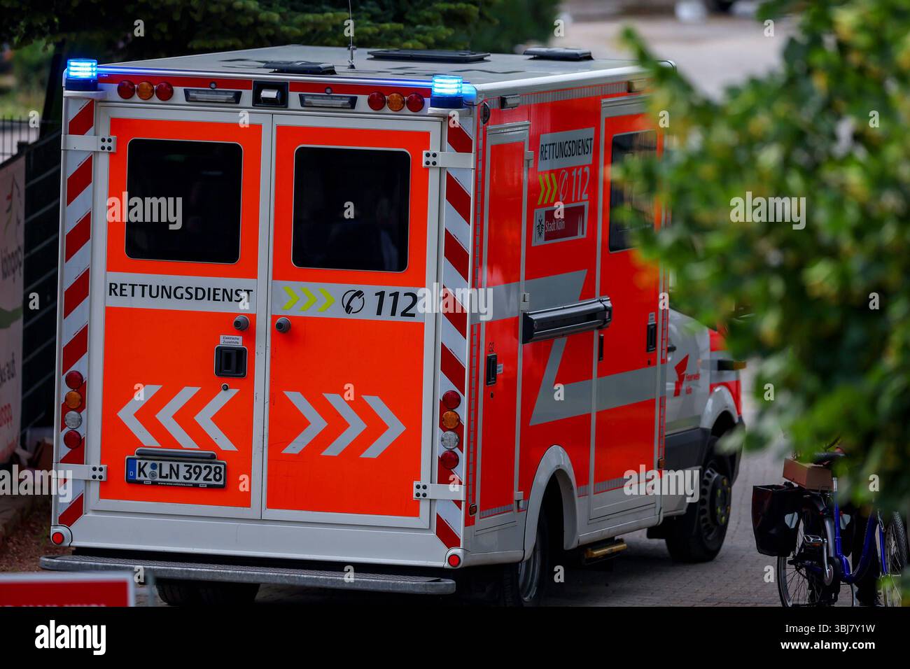 09.06.2025, Köln, Ein Krankenwagen der kölner Feuerwehr mit Blaulicht ...