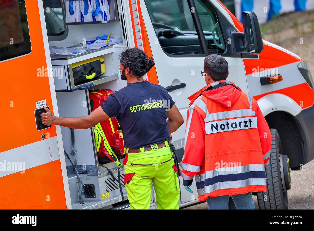 09.06.2025, Köln, Ein Krankenwagen der kölner Feuerwehr mit Blaulicht ...