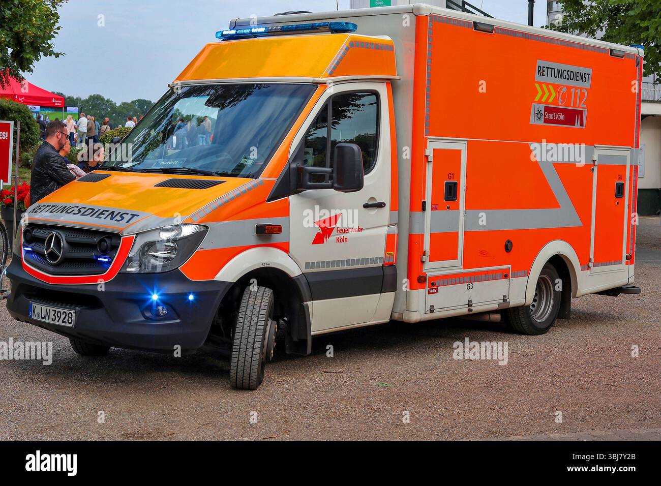 09.06.2025, Köln, Ein Krankenwagen der kölner Feuerwehr mit Blaulicht ...