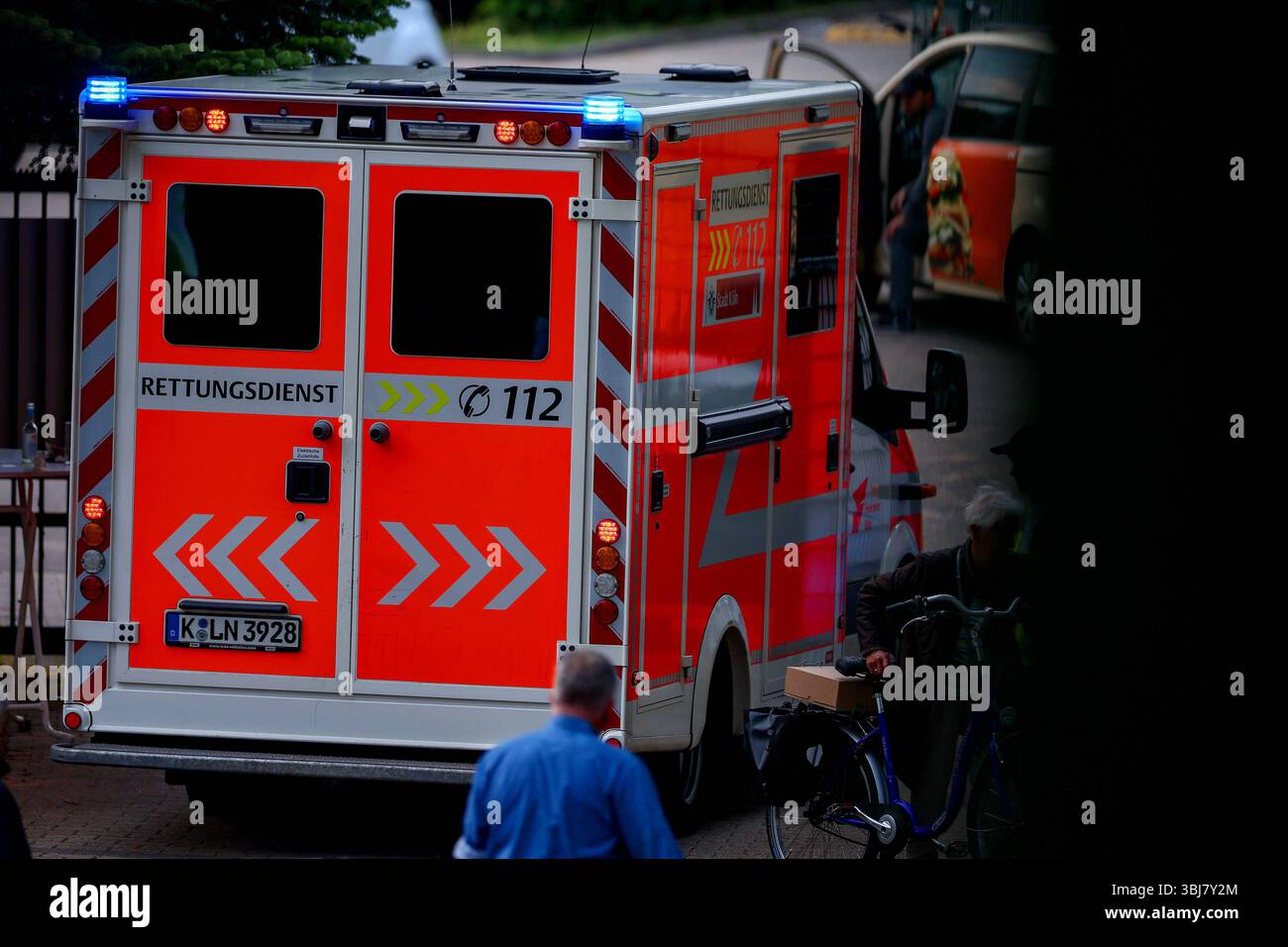 09.06.2025, Köln, Ein Krankenwagen der kölner Feuerwehr mit Blaulicht ...