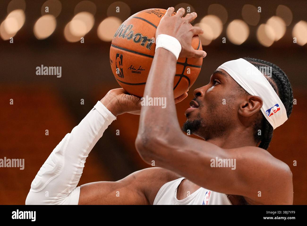 Oklahoma City Thunder guard Shai Gilgeous-Alexander warms up prior to ...