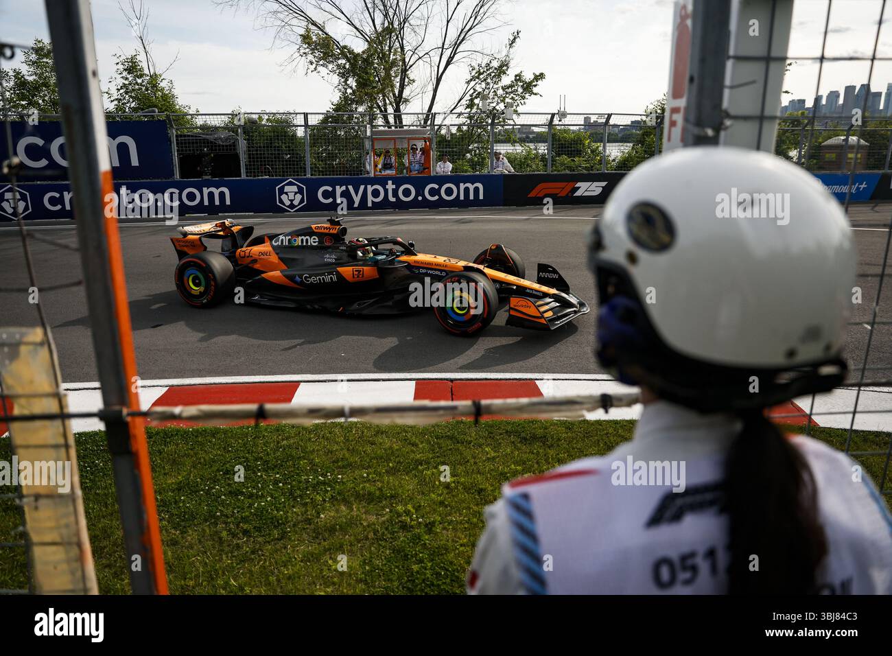81 PIASTRI Oscar (aus), McLaren F1 Team MCL39, action marshall ...