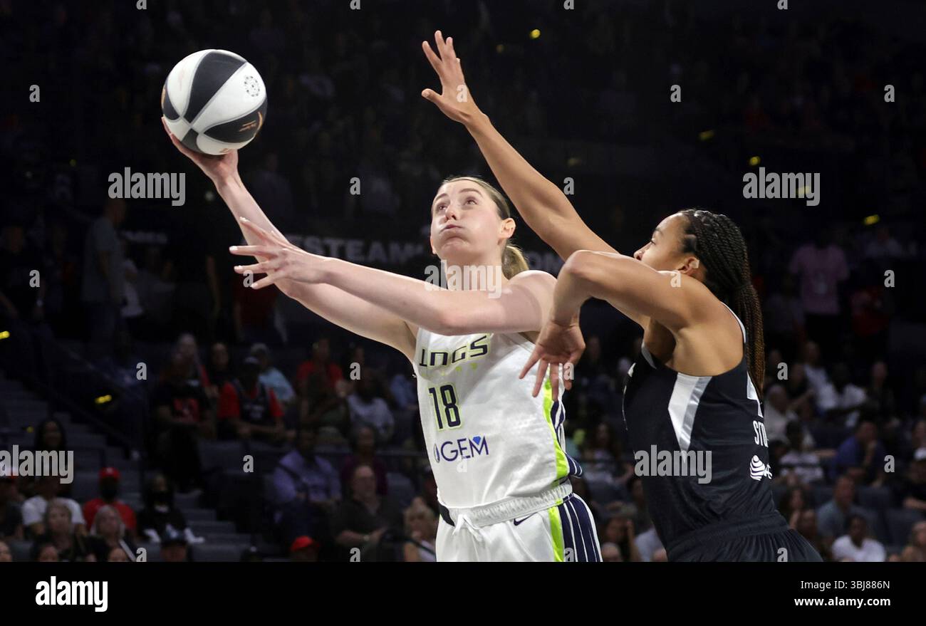 Dallas Wings center Luisa Geiselsoder (18) shoots a layup against Las ...