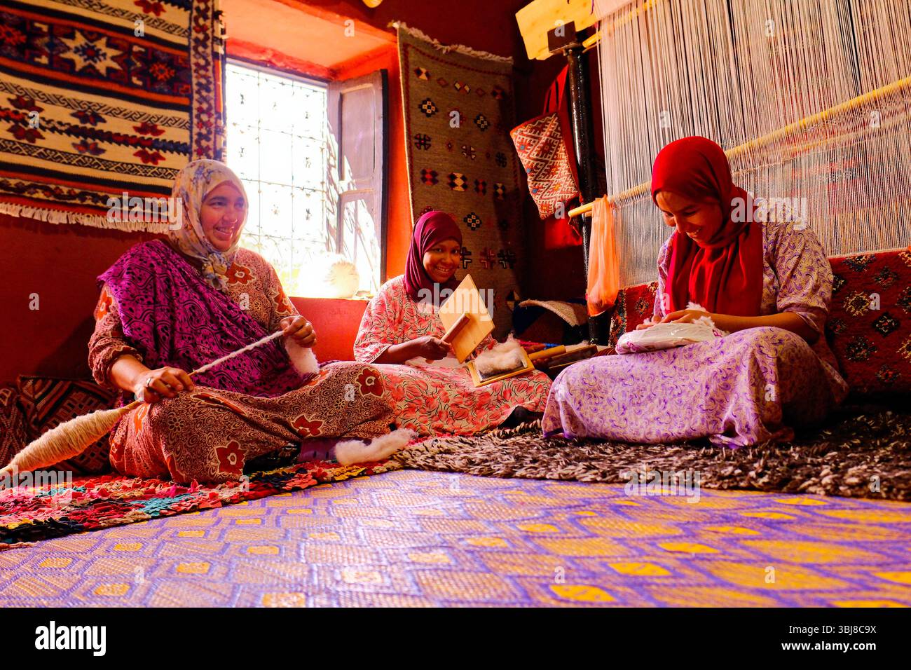 Morocco women weaving wool rugs hi-res stock photography and images - Alamy