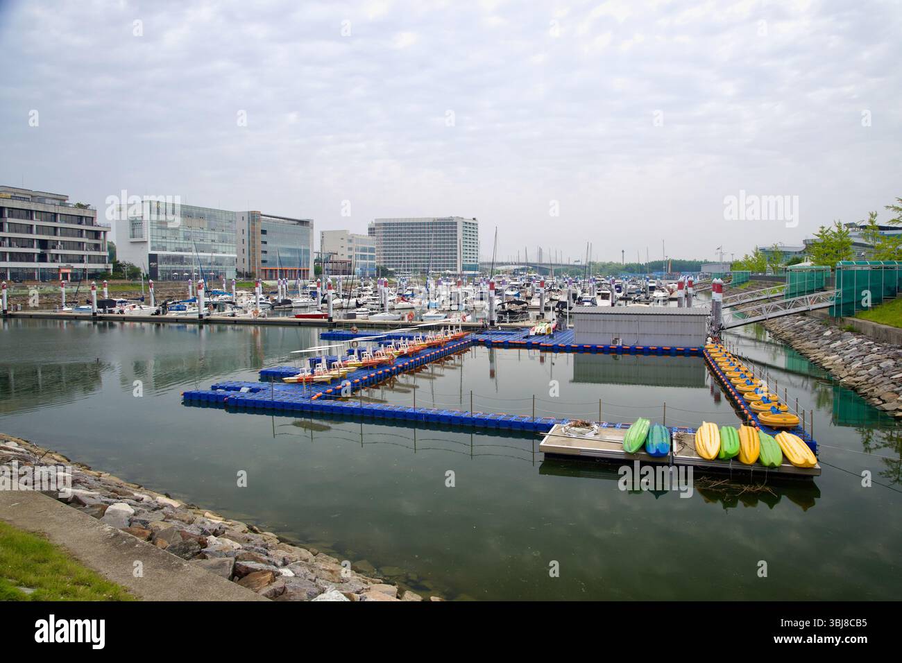 Boats yachts floating in hub hi-res stock photography and images - Alamy