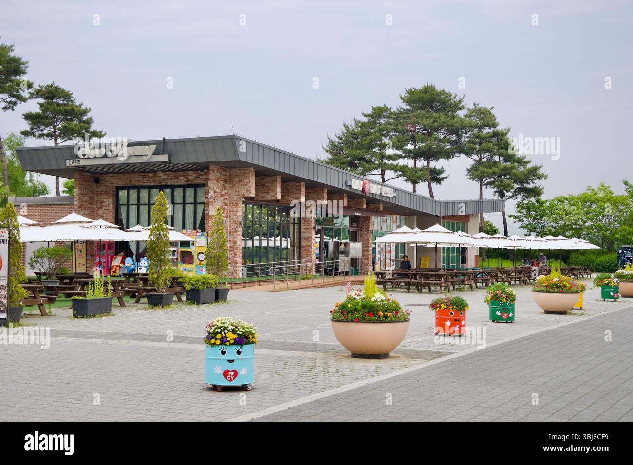 Incheon, South Korea - May 19th 2025: Soo Hyang Cafe offers shaded ...