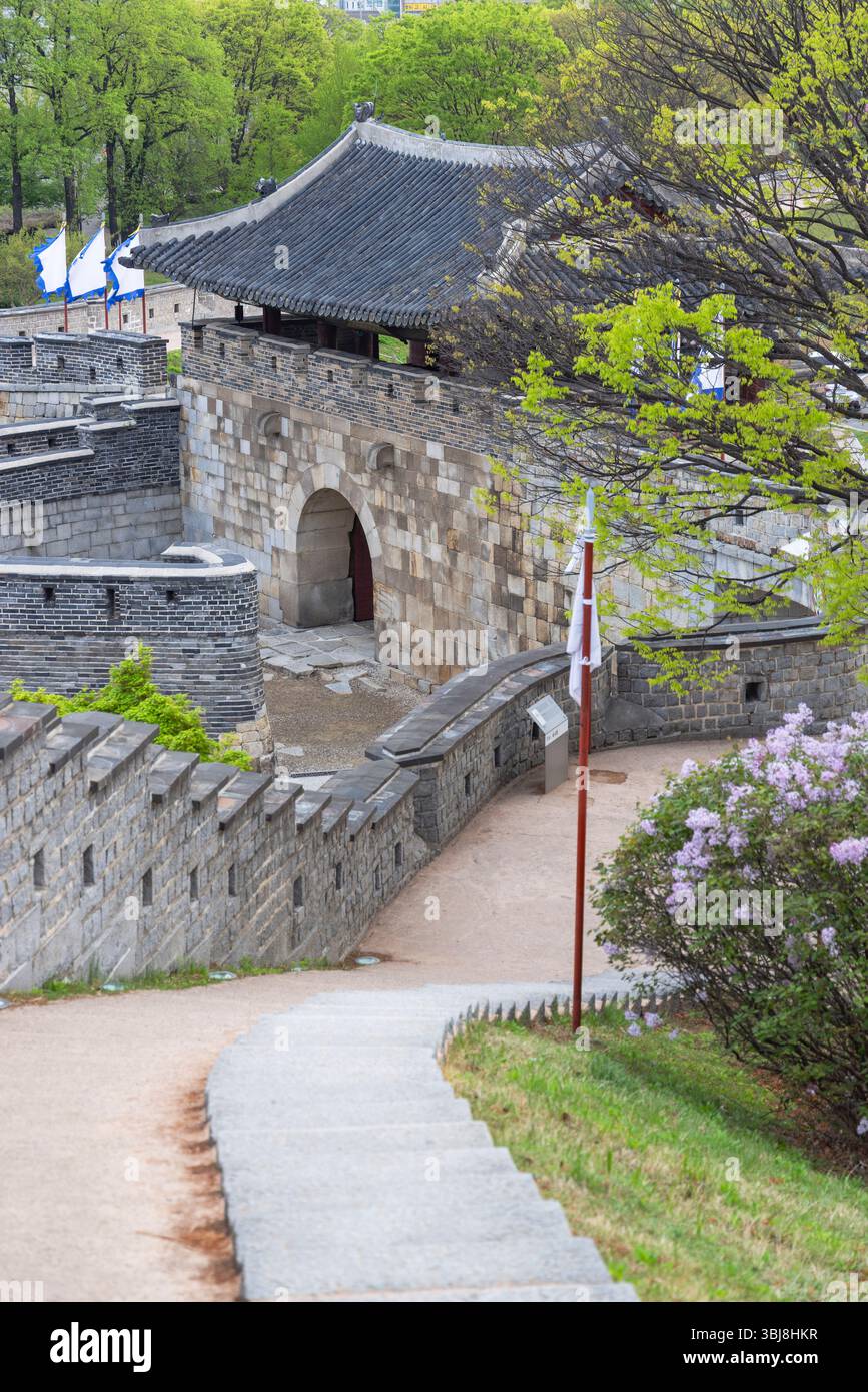City walls and Hwaseomun Gate of Hwaseong Fortress (UNESCO World ...