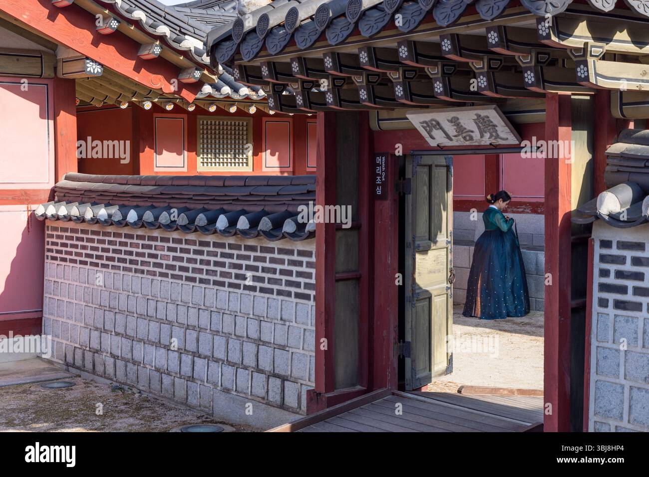 Women wearing traditional hanbok dress in Hwaseong Fortress Palace ...