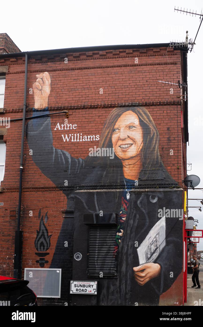 Artist paul curtis liverpool players streetart hi-res stock photography ...