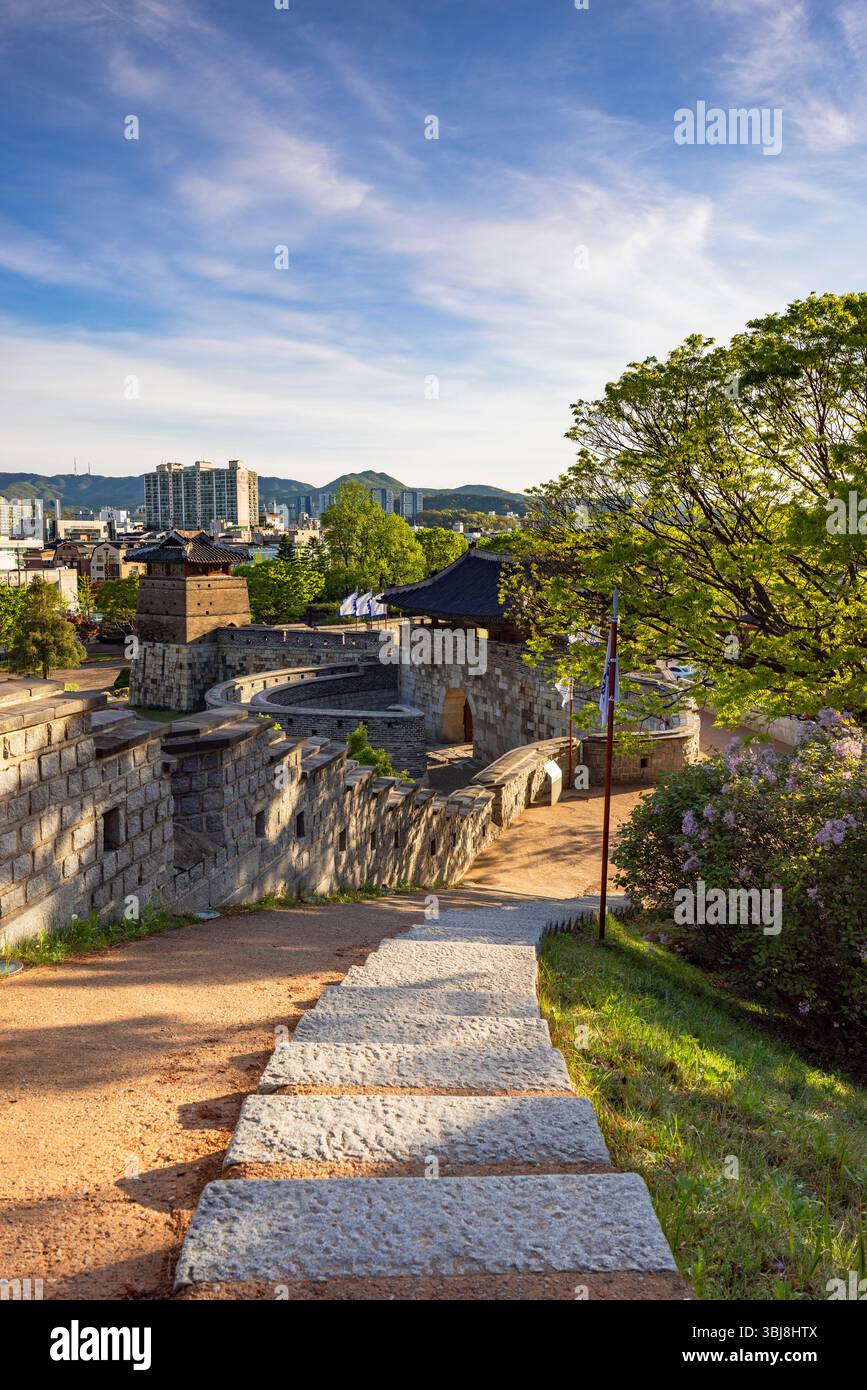Hwaseomun Gate of Hwaseong Fortress (UNESCO World Heritage Site), Suwon ...