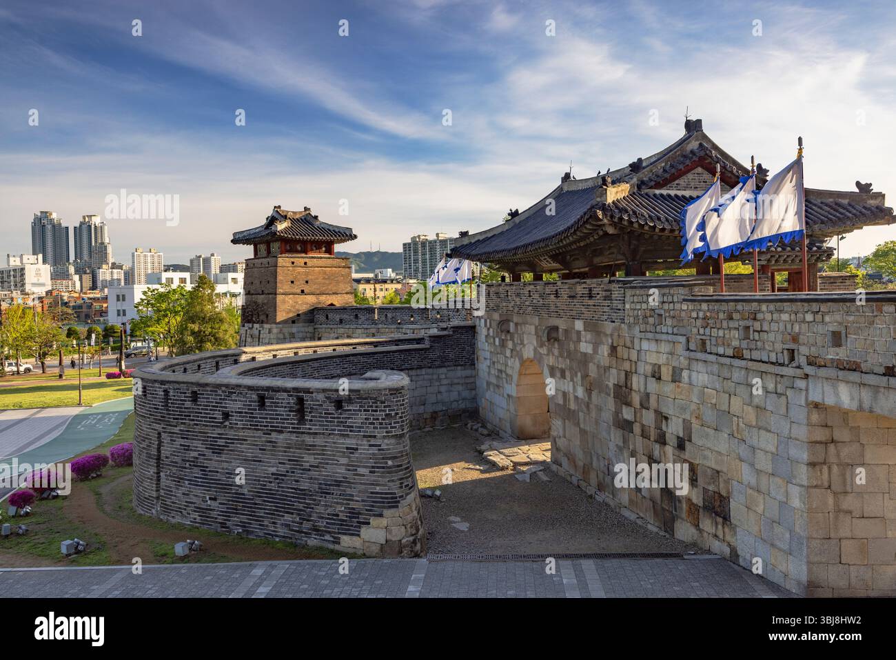 Hwaseomun Gate of Hwaseong Fortress (UNESCO World Heritage Site), Suwon ...