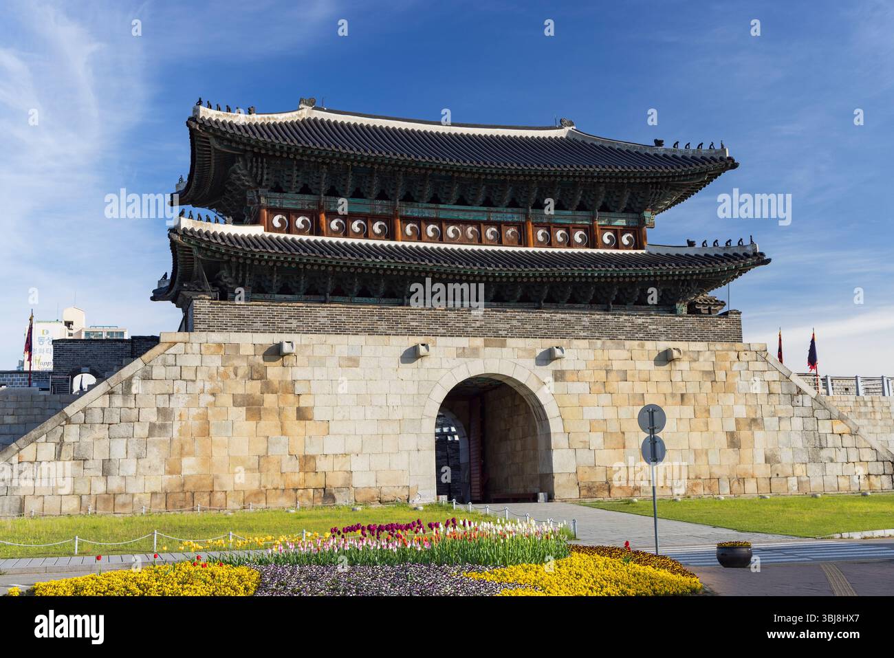 Janganmun Gate of Hwaseong Fortress (UNESCO World Heritage Site), Suwon ...