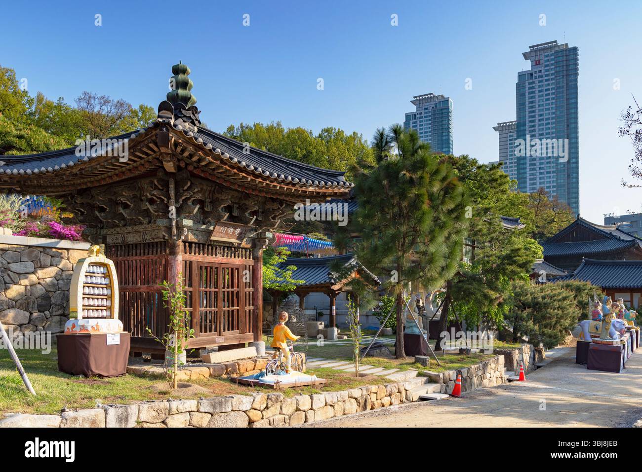Bongeunsa Temple and skyscrapers, Gangnam, Seoul, Seoul Metropolitan ...