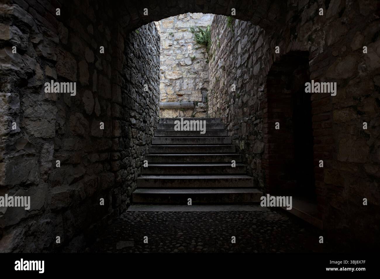 Medieval stone archway tunnel hi-res stock photography and images - Alamy