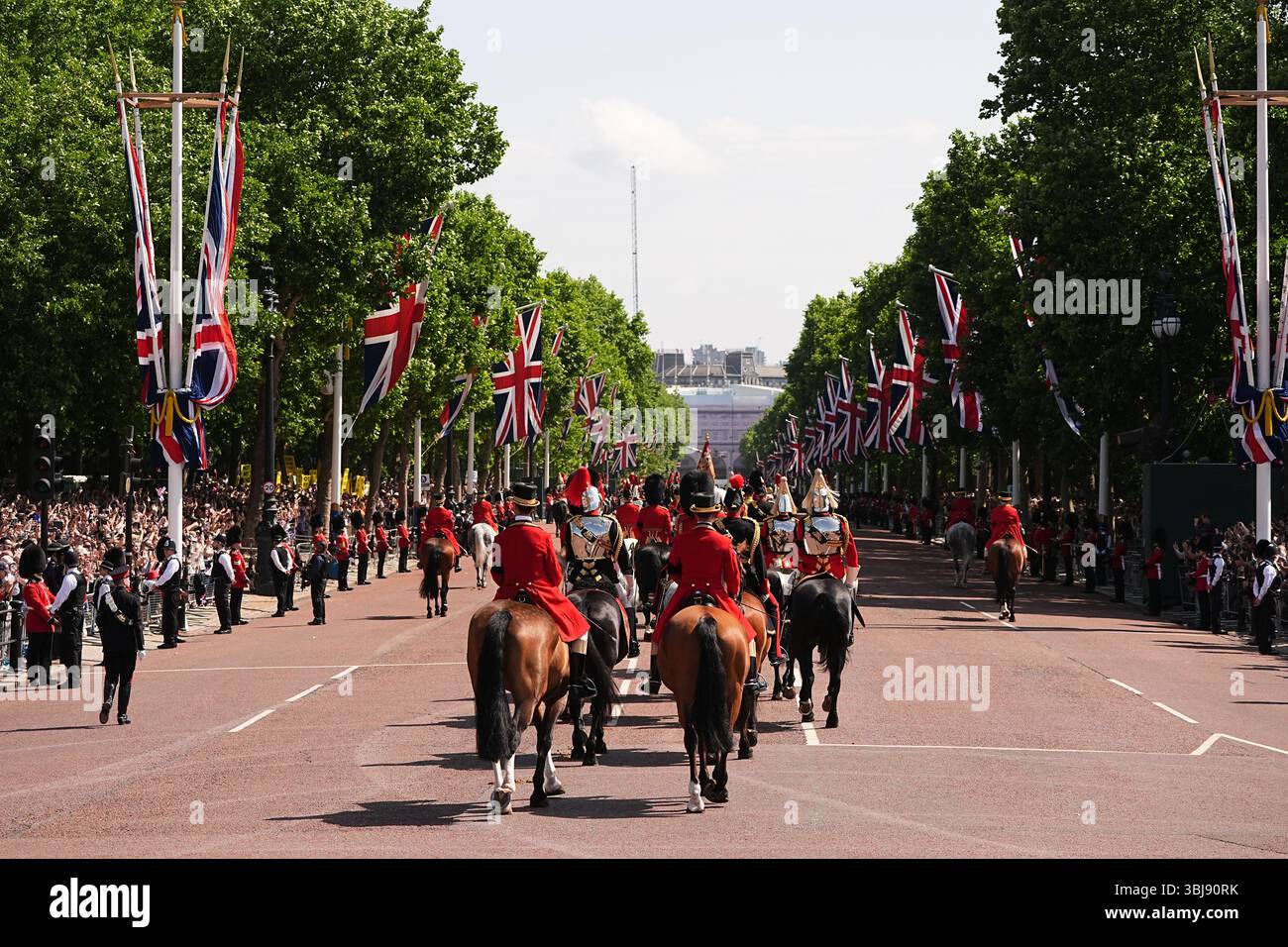 Members of the Household Cavalry Mounted Regiment leave Buckingham ...