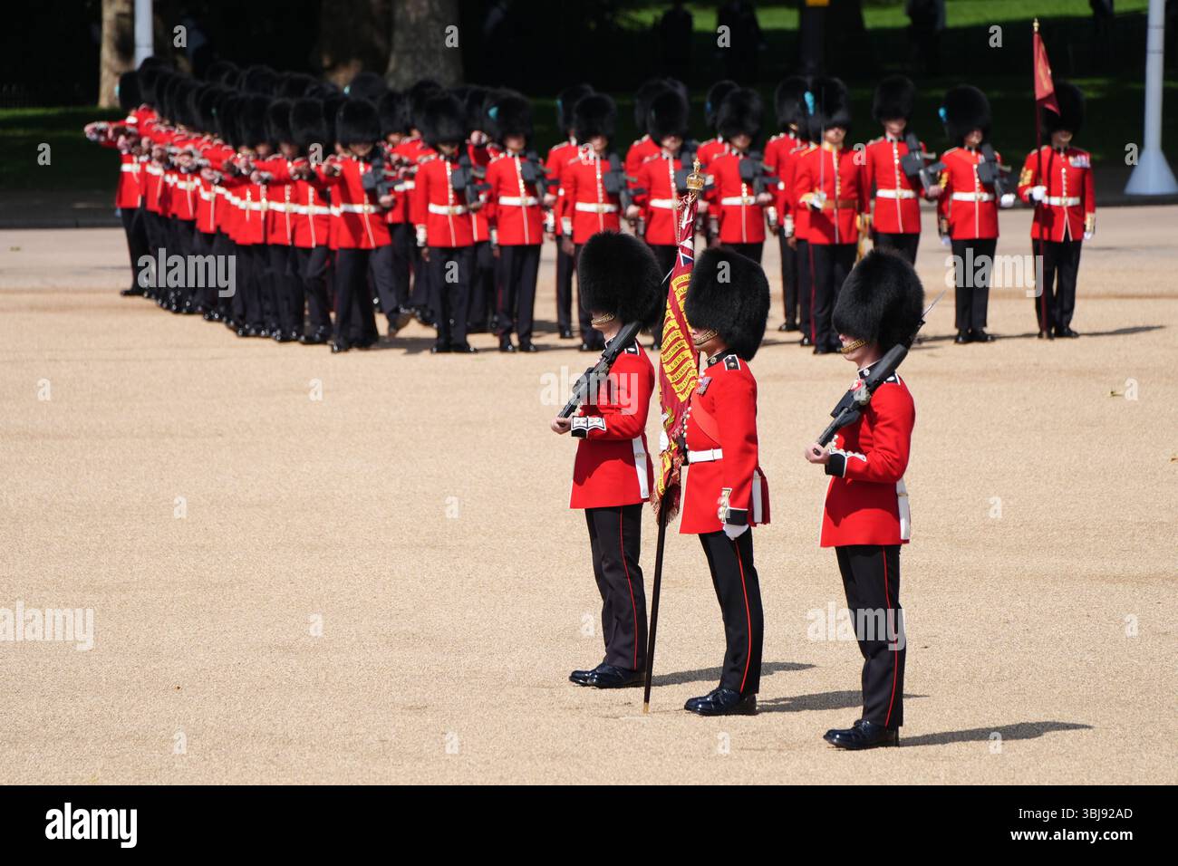 RETRANSMITTING CORRECTING REGIMENT Members of the Irish Guards and ...