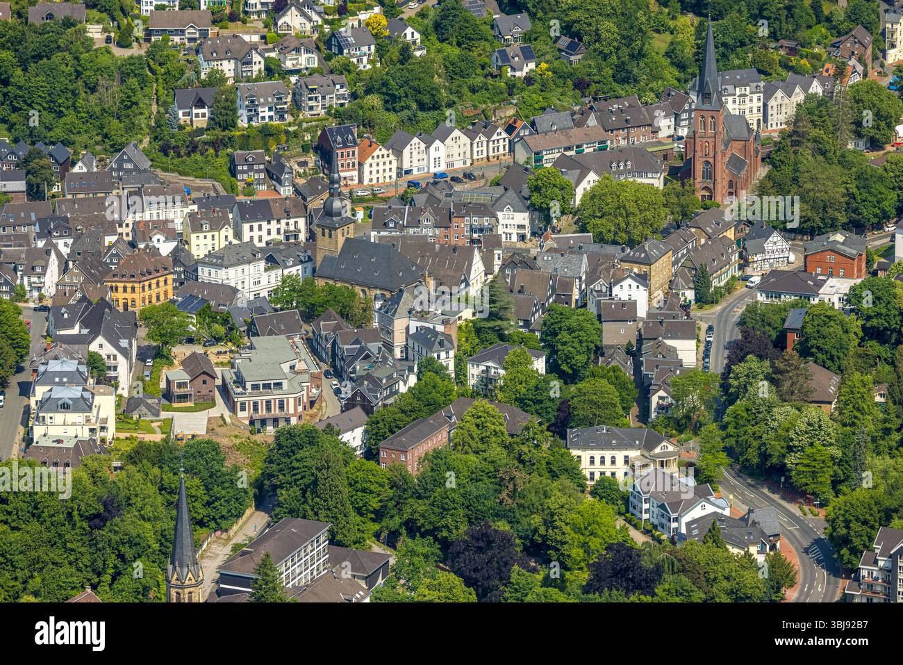Luftbild, Altstadt mit evang. Alte Kirche Langenberg und kath. Kirche ...