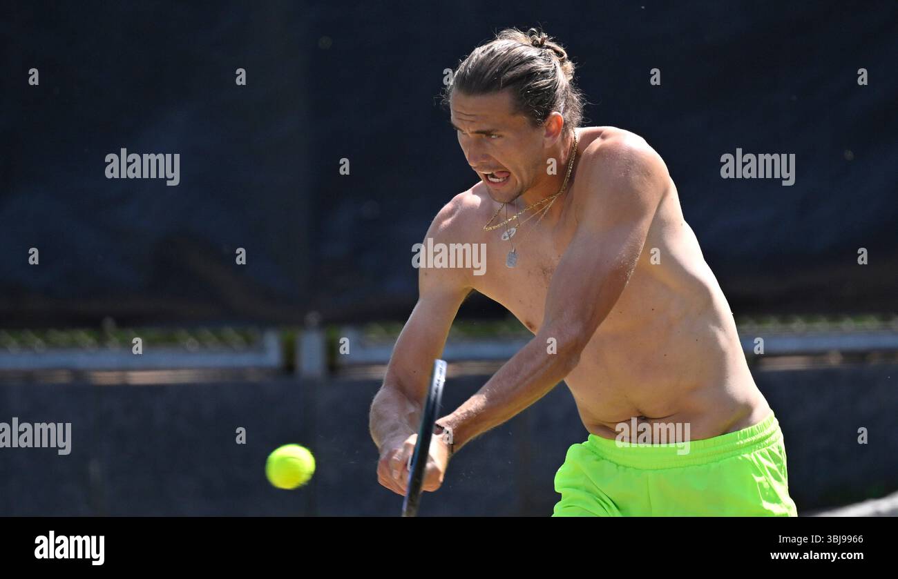 Alexander Zverev (GER) Oberkoerper nackt Aufwaermen Training Tennis ...