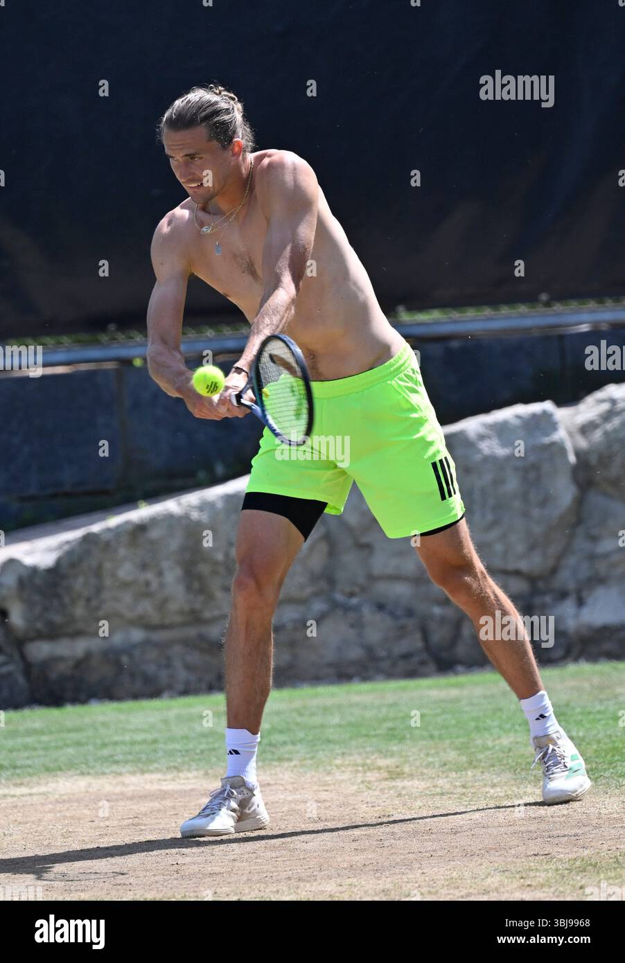 Alexander Zverev (GER) Oberkoerper nackt Aufwaermen Training Tennis ...