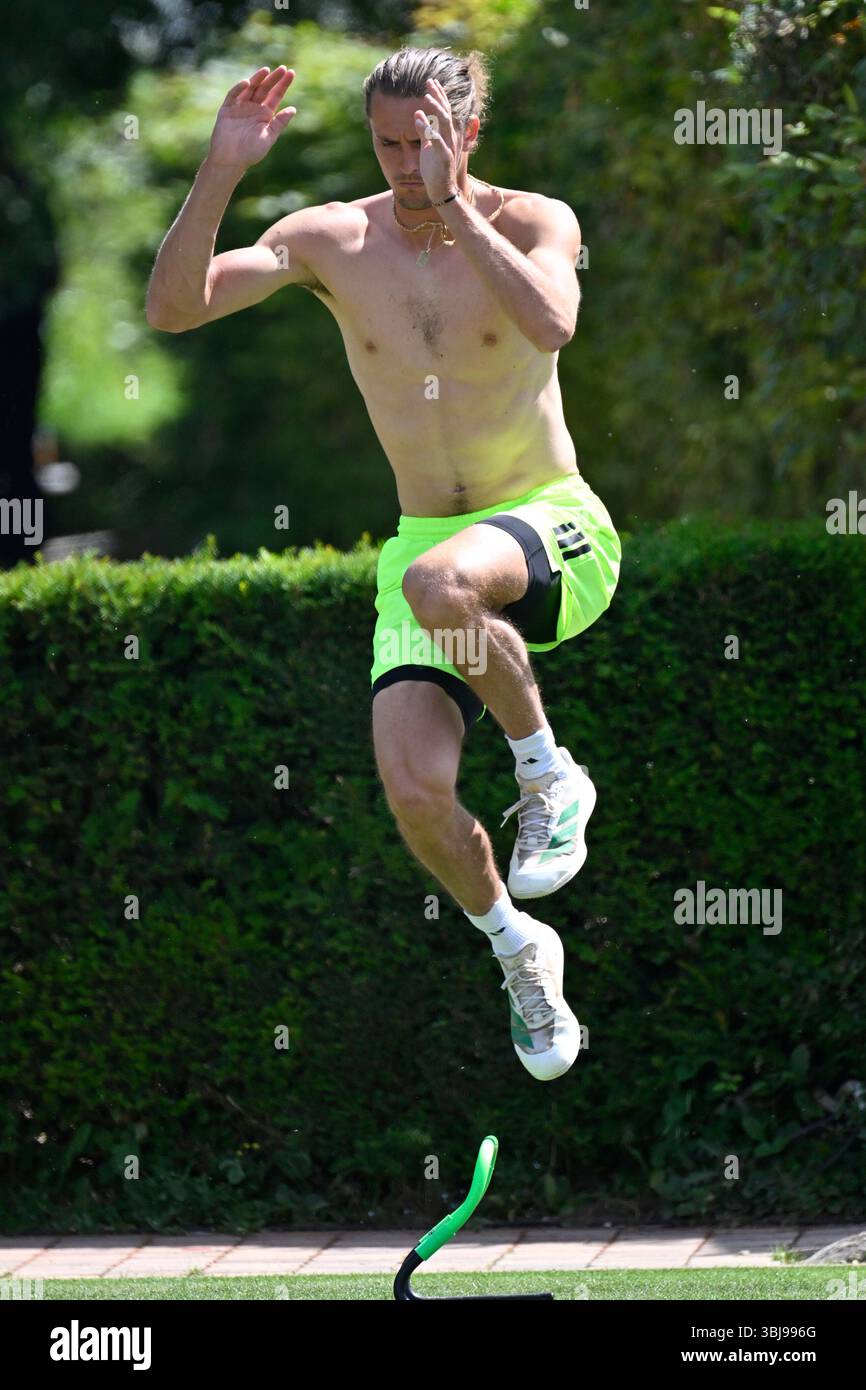 Alexander Zverev (GER) Oberkoerper nackt Aufwaermen Training Tennis ...