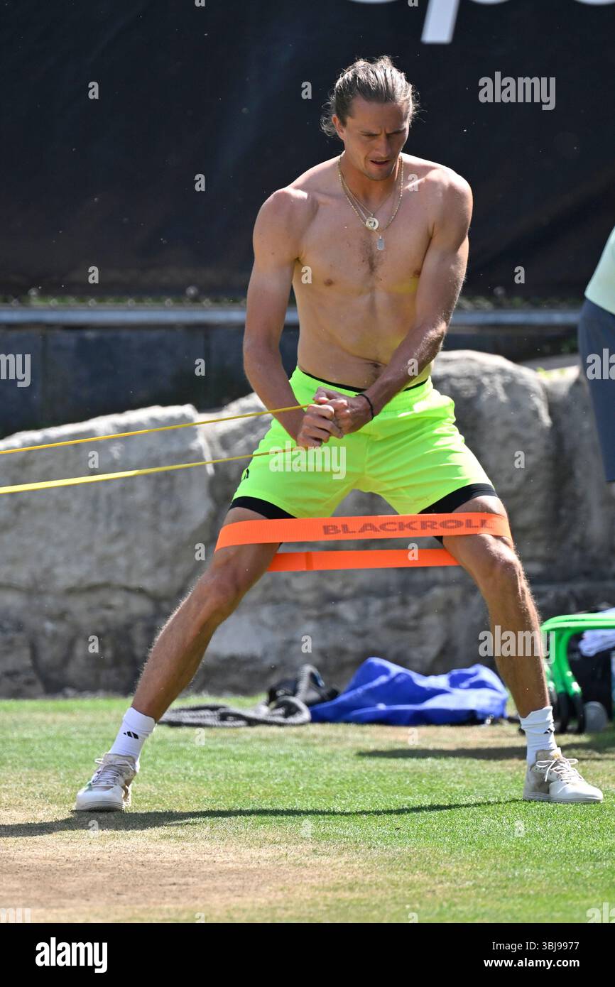Alexander Zverev (GER) Oberkoerper nackt Aufwaermen Tennis Herren BOSS ...