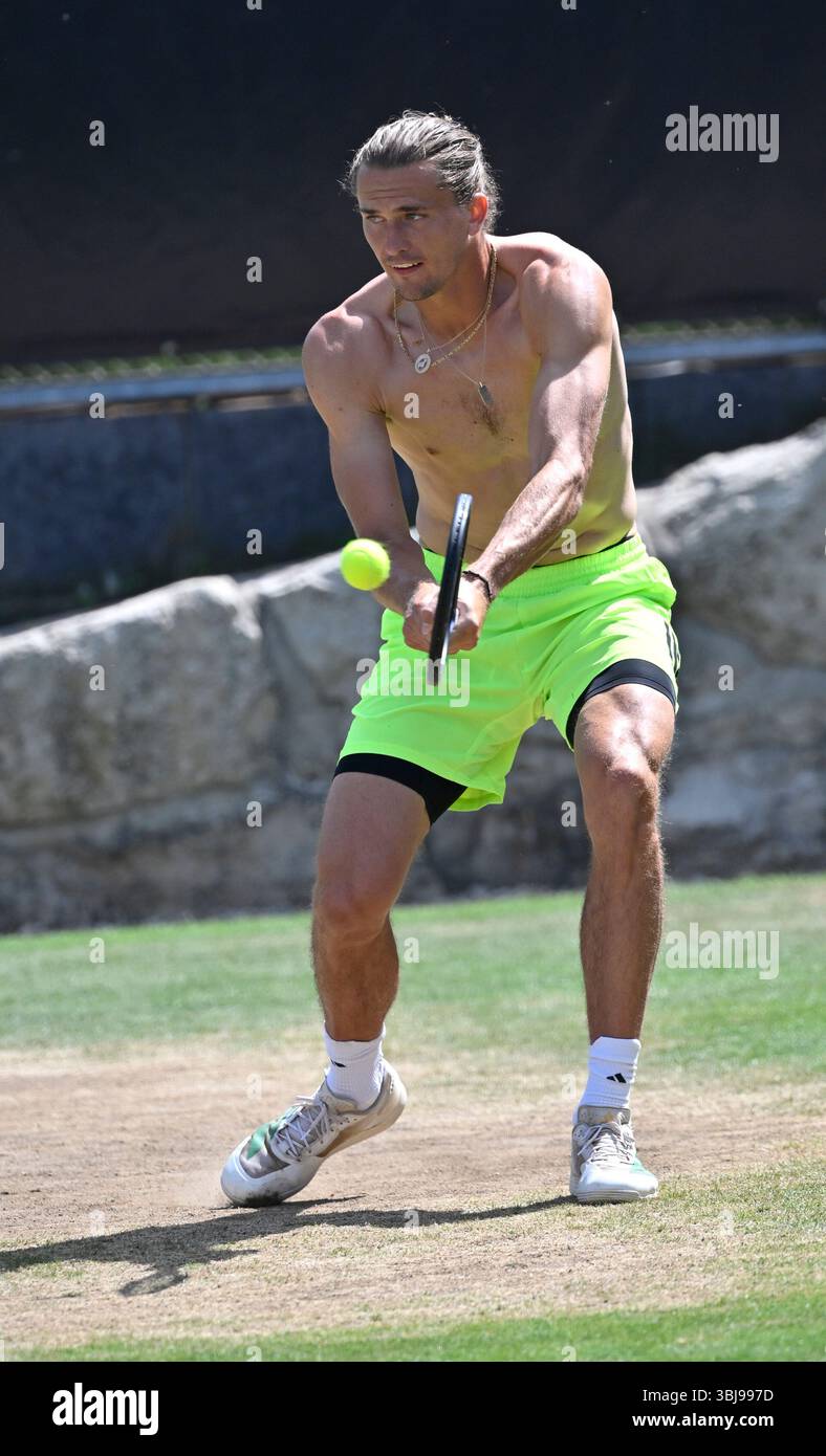 Alexander Zverev (GER) Oberkoerper nackt Aufwaermen Training Tennis ...