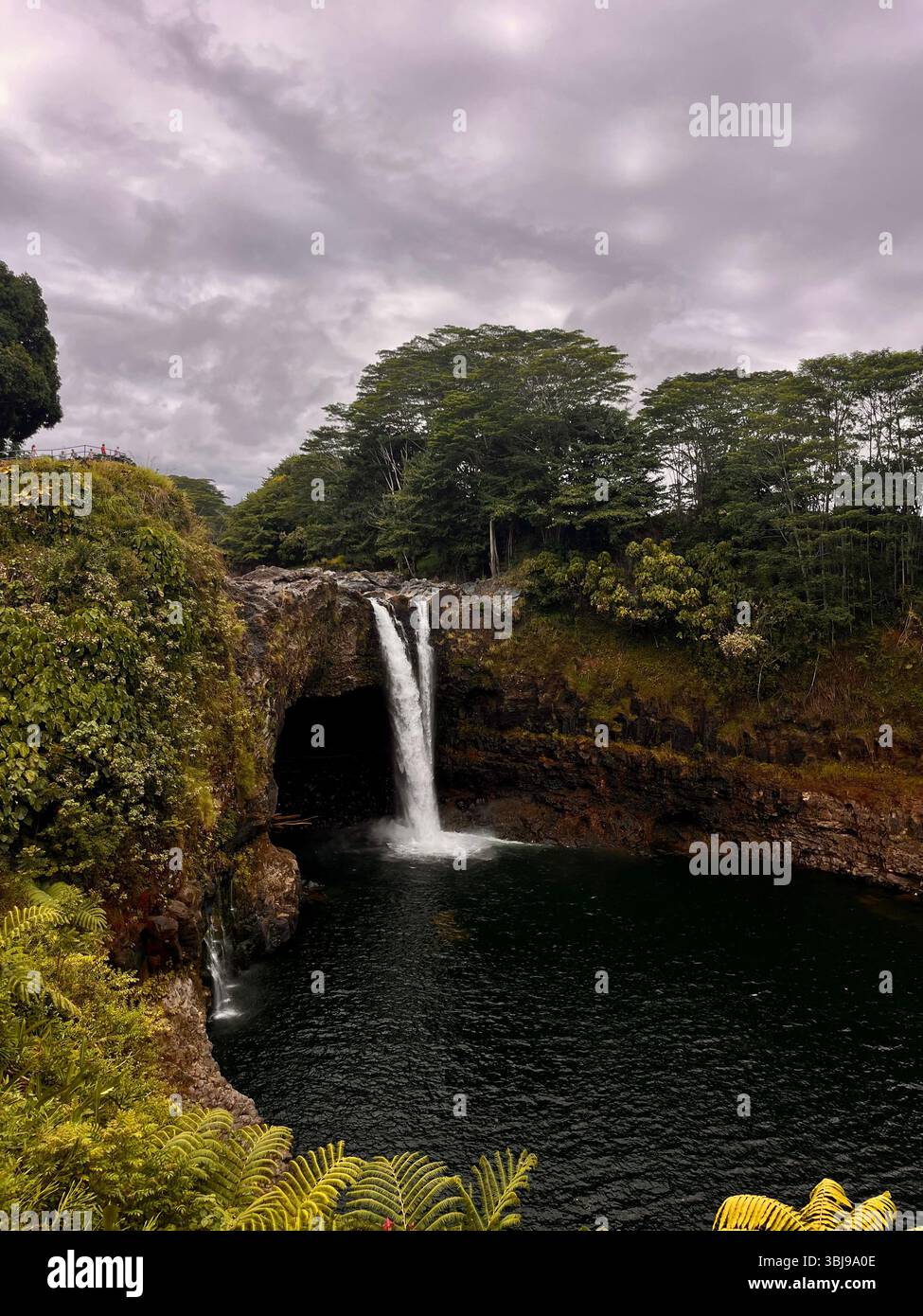 Stone beach view hawaii smartphone stock photos and images - Alamy