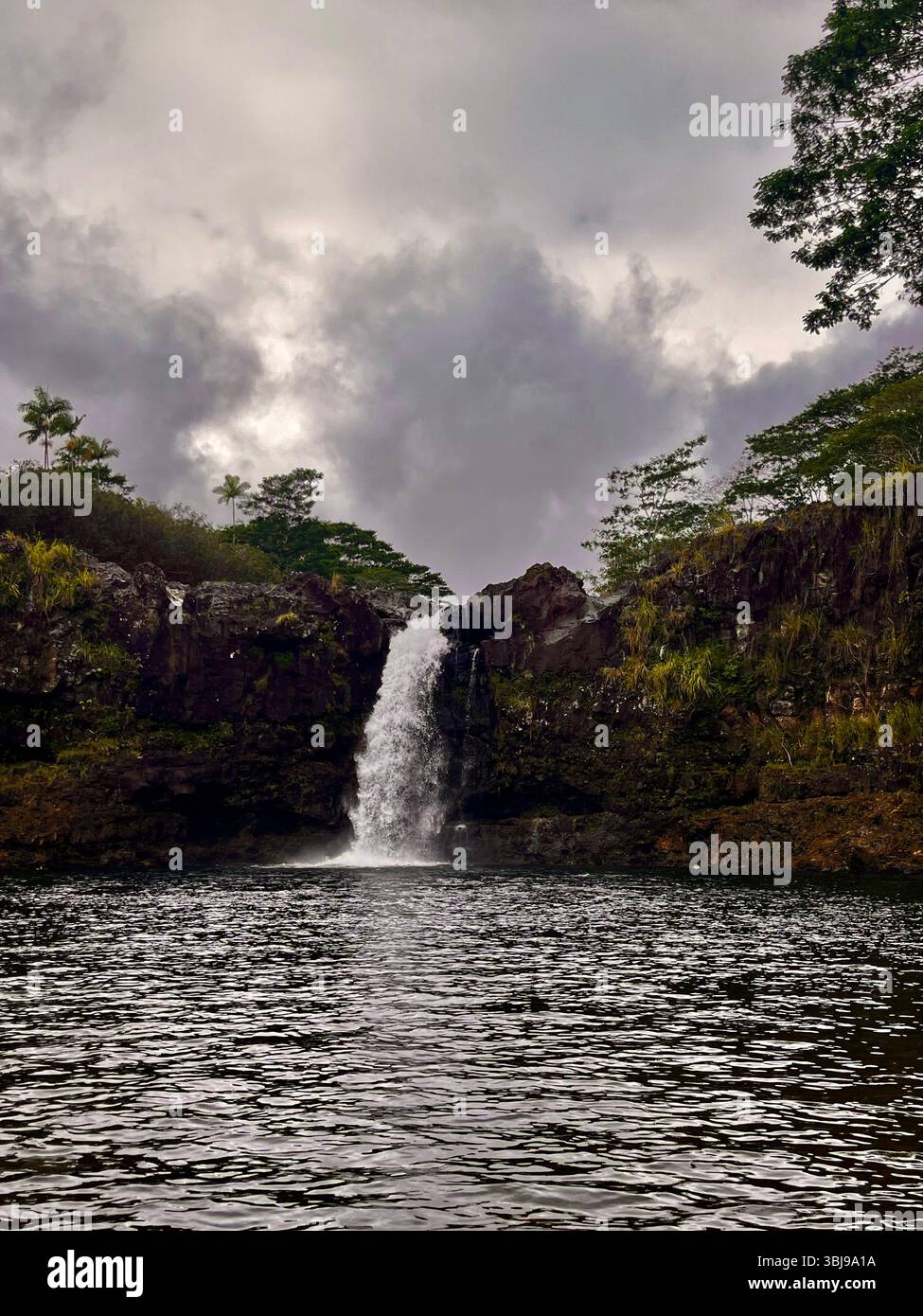 Stone beach view hawaii smartphone stock photos and images - Alamy