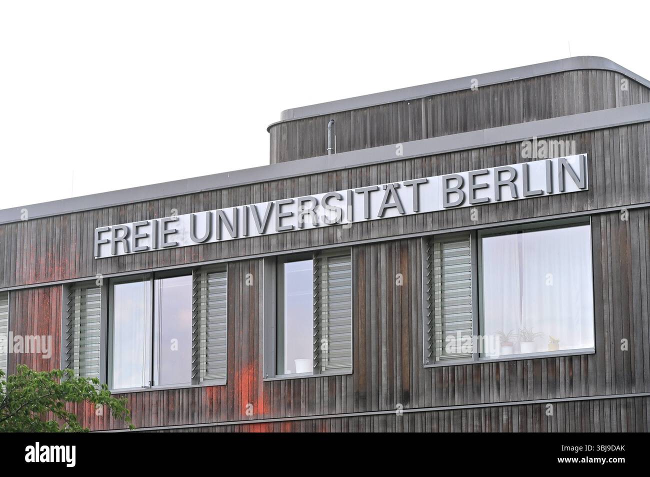 Schriftzug auf einem der Hauptgebäude der Freien Universität Berlin in ...