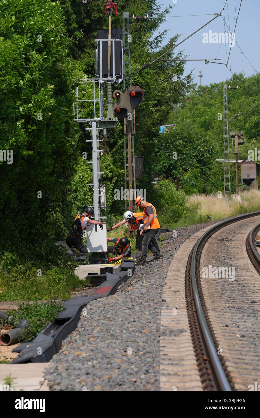 Deutsche Bahn fliegt neue Signalmasten mit Helikopter zur ...