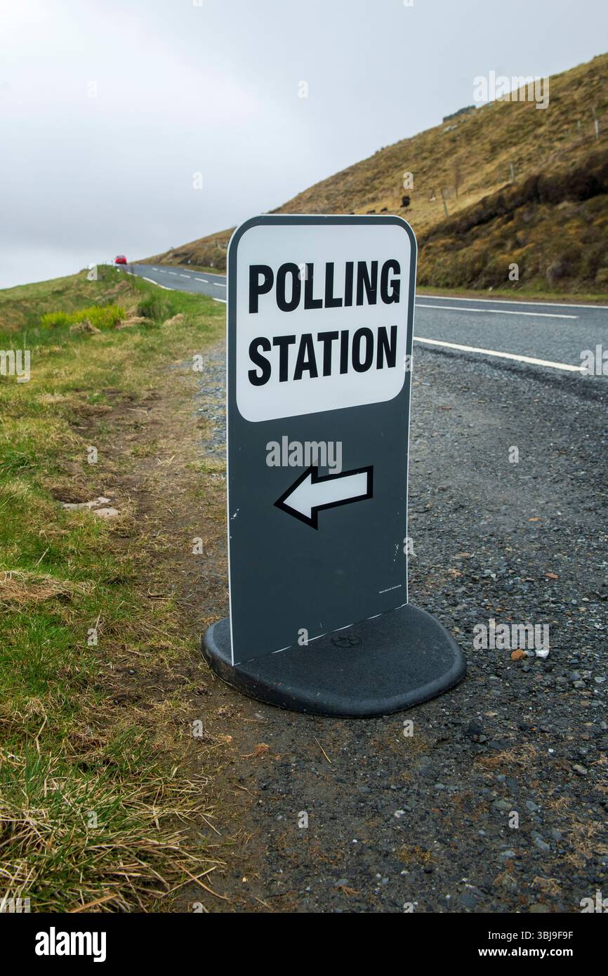Polling station sign stands hi-res stock photography and images - Alamy